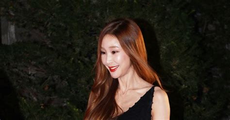 포토엔 이사강 어마어마한 킬 힐 신고 파티 나들이~