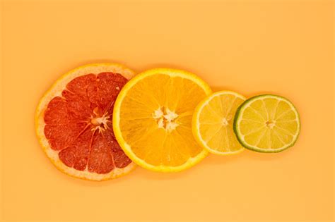 복사 공간 다채로운 배경 추상 적 배경 화면에 배열 오렌지 라임 레몬과 자몽의 다양한 감귤 조각 감귤류 과일에 대한 스톡 사진