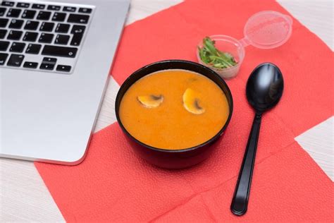 Deliciosa Sopa Asi Tica Tom Yum Em Embalagem Para Viagem Colher E