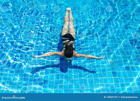 Junge Sexy Schlanke Frau Entspannen Im Schwimmbad Mit Kristallblauem