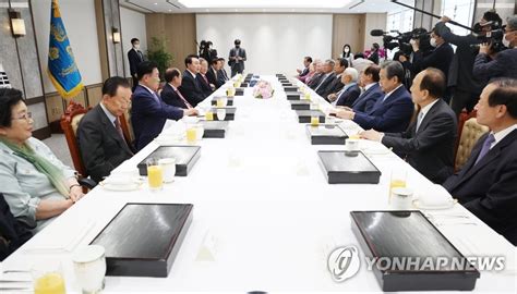 국민의힘 상임고문단과 오찬 나선 윤석열 대통령 연합뉴스