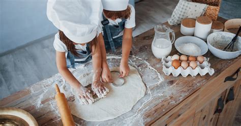 평면도 부엌에서 음식을 준비하는 흰색 요리사 유니폼을 입은 가족 아이들 사진 Unsplash의 우크라이나 이미지