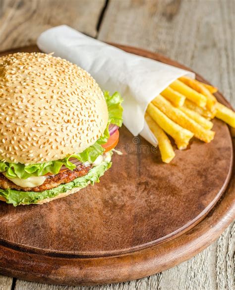 Hamburger E Batatas Fritas Foto De Stock Imagem De Papel 38992746