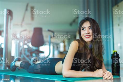 스포츠 여자 거짓말과 스포츠 장비 배경 피트 니스 체육관에서 요가 매트에서 휴식 아름다움과 운동 훈련 운동 개념입니다 바디 빌드
