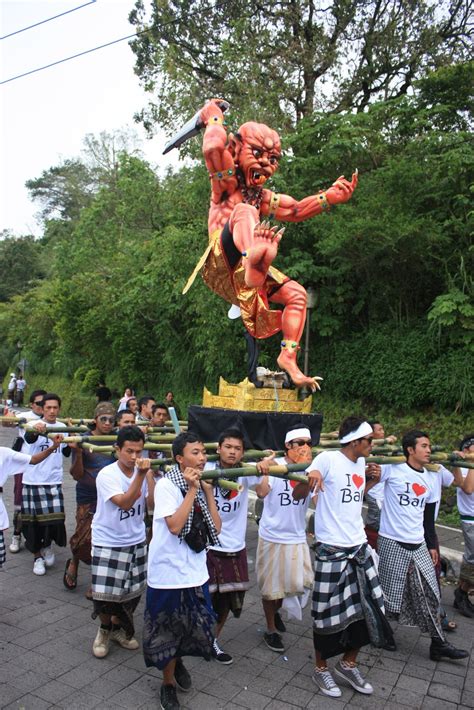 Arak Arakan Ogoh Ogoh Menyambut Nyepi ~ Tanpa Kendali