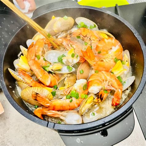 【粉丝虾煲】 香喷喷的粉丝煮大虾非常入味，做法简单又好吃 【粉丝虾煲】 香喷喷的粉丝煮大虾非常入味，做法简单又好吃 By 完美煮艺