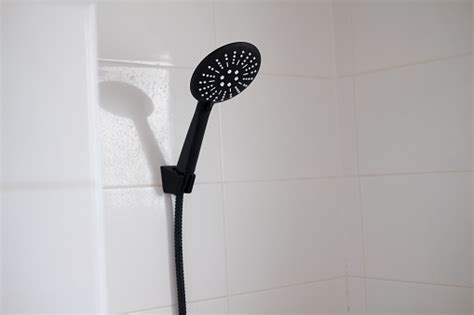 Kepala Pancuran Warna Hitam Di Kamar Mandi Desain Interior Rumah
