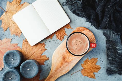 가 플랫 회색 콘크리트 배경 구성을 하다 단풍 잎 빈 시트 코코아 블랙 아로마 양 초와 따뜻한 스카프 오픈 노트북 이랑 평면도 겨울에 대한 스톡 사진 및 기타 이미지