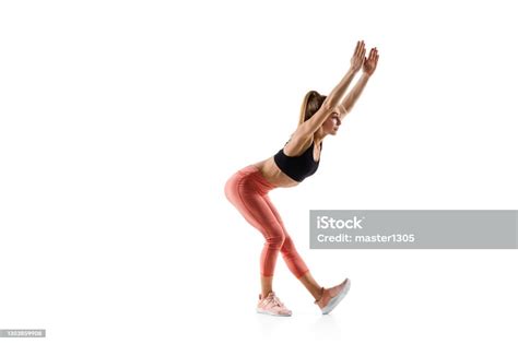 젊은 백인 여성 모델 행동 흰색 배경에 고립 된 운동 스포츠 운동 에너지 및 역동적이고 건강한 라이프 스타일의 개념 훈련 연습 25 29세에 대한 스톡 사진 및 기타 이미지