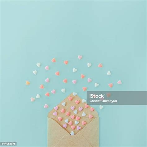 다 색 과자 설탕 사탕 마음 밝은 파란색 배경에 공예 종이 봉투에서 비행 발렌타인 하루입니다 개념을 사랑 해요 선물 애 인에 대