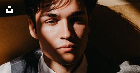 Hombre Con Camisa De Vestir Blanca Y Blazer Gris Foto Imagen De Moda