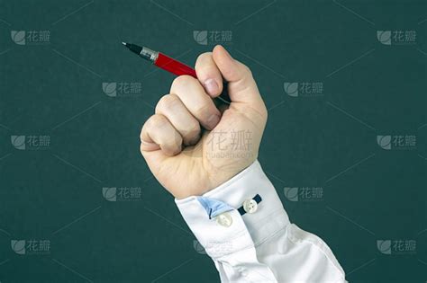 穿着衬衫的手拿着一支笔