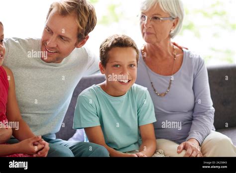 Ein Tag Mit Der Familie Porträt Eines Jungen Der Mit Seinem Vater Und