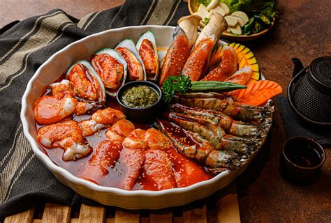 한국식 스타일 최고 전망 해산물 세트 오징어 뉴질랜드 홍합 연어 새우와 한국 소스를 곁들인 야채와 함께 흰 접시에 구워먹을 준비 갑각류에 대한 스톡 사진 및 기타 이미지