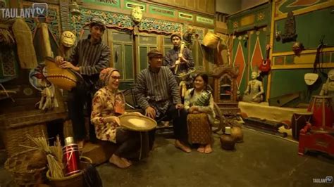 6 Potret Keluarga Andre Taulany Pakai Busana Tradisional Jawa Curi