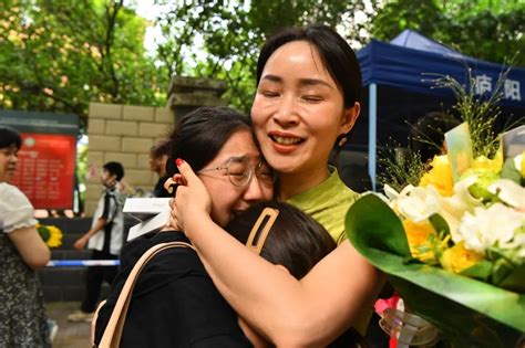 我！们！考！完！啦！澎湃号·政务澎湃新闻 The Paper