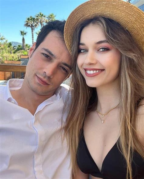 Afra Saraçoğlu ile ayrılan Mert Yazıcıoğlu fotoğrafları silmeye başladı