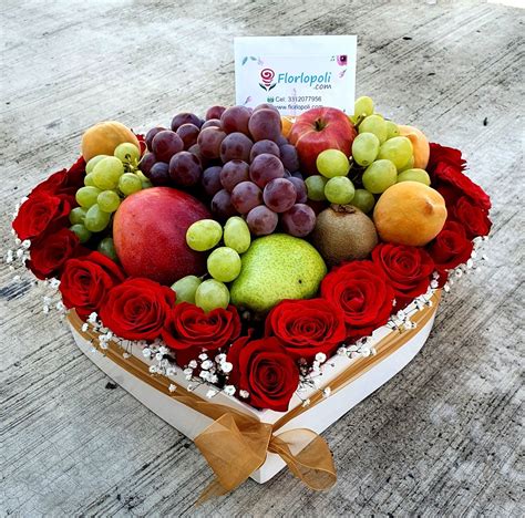 Corazón De Rosas Rojas Con Fruta Cajas De Fruta Cestas De Frutas De