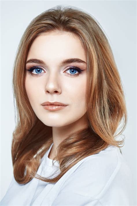 Jeune Femme Aux Cheveux Blonds Photo Stock Image Du Lumière Propre