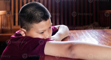 portrait d un petit garçon asiatique visage triste d enfant enfant malheureux regardant dehors