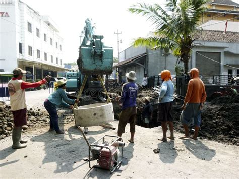 Workers Editorial Photo Image Of Making Solo Central 72815676