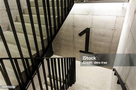 계단의 거대한 첫 번째 층 표지판 콘크리트 벽과 강철 난간 계단에 대한 스톡 사진 및 기타 이미지 계단 2 사무실