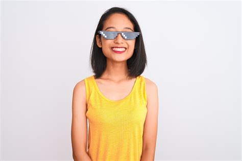 얼굴에 행복하고 시원한 미소와 고립 된 흰색 배경 위에 깡패 생활 선글라스를 입고 젊은 아름다운 중국 여성 운이 좋은 사람 밈에 대한 스톡 사진 및 기타 이미지 Istock