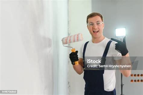 노동자 화가는 벽을 그립니다 전문 건축업자가 수리를합니다 Diy에 대한 스톡 사진 및 기타 이미지 Diy 개선 건설 산업