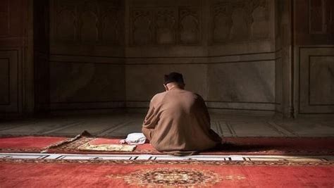 هل يجوز للإمام أن يصلي بالناس جالسًا عند سجوده