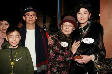 突发！梅艳芳71岁大哥宣布与妻子离婚，婚内出轨小30岁年轻女子梅启明离婚梅艳芳新浪新闻