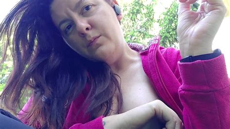 On Fume Une Clope Ensemble Dans Un Jardin Public Pendant Que Je Te Montre Mes Gros Seins