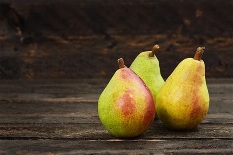 Pears 따라 전원주의 압살했다 부엌 테이블에 0명에 대한 스톡 사진 및 기타 이미지 0명 가을 과일 Istock