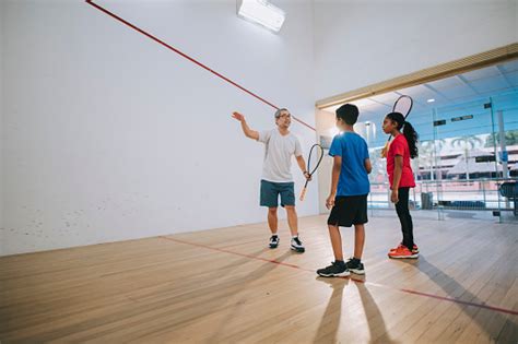 아시아 스쿼시 코치 지도 그의 2 학생 점점 준비 설명 연습 시작 하기 전에 40 44세에 대한 스톡 사진 및 기타 이미지 40 44세 가리키기 강사 Istock