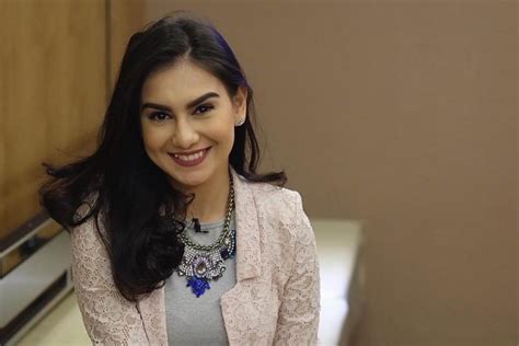 10 Gaya Irish Bella Yang Membuatnya Tampak Anggun Dan Dewasa