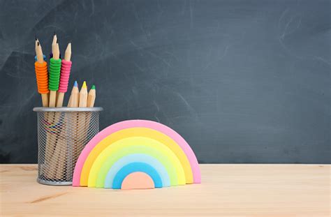 교육 과 학교 개념으로 돌아갑니다 교실 칠판 앞의 나무 탁자 위에 문구류 0명에 대한 스톡 사진 및 기타 이미지 0명