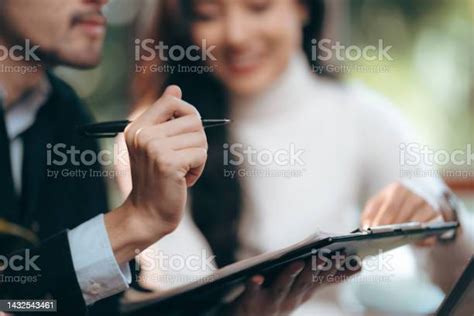 전문 사업가 및 사업가 회의에서 비즈니스 팀과 함께 기업 프로젝트 토론 창조적 인 사무실에서 동료 팀워크 그룹 남성과 여성의