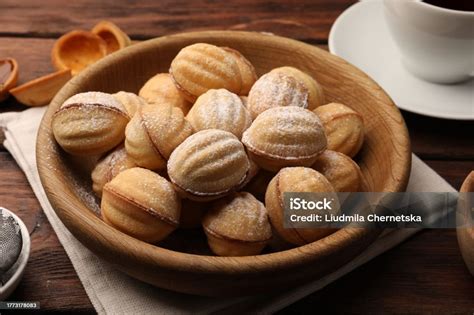 나무 테이블에 삶은 연유와 가루 설탕을 곁들인 맛있는 견과류 모양의 쿠키 근접 촬영 0명에 대한 스톡 사진 및 기타 이미지 0명 가득 찬 가루 설탕 Istock