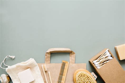 천연 욕실 액세서리 목재 칫솔 대나무 이어 스틱 유기농 비누 녹색 배경에 재사용 가능한 면 가방 제로 폐기물 쇼핑 환경 친화적 인 라이프 스타일 플라스틱없음 0명에 대한