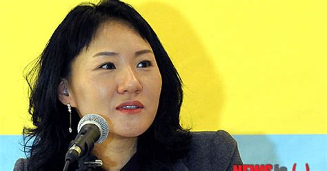 취재진과 간담회 갖는 김려령 작가