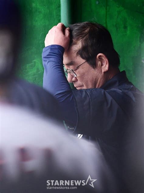끝내 고개 숙인 류중일 감독 팬들께 미안하다 멀리 응원오셨는데 다음 Wbc 때까지 개선할 것 대만 현장