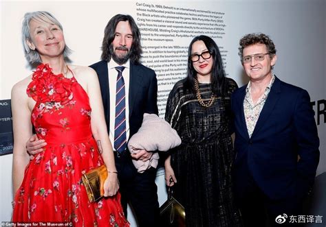 基努·里维斯放飞了！罕见站红毯上亲吻女友，50岁白发才女很自豪