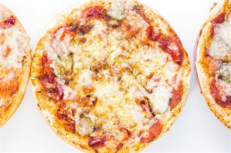 나무 테이블에 녹는 치즈와 맛있는 신선한 뜨거운 이탈리아 피자 조각 수제 피자를 가까이에서 만드시면 됩니다 햄 피자 탑 뷰 고추류에 대한 스톡 사진 및 기타 이미지 Istock