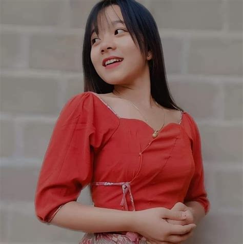 ဘာအကလည်းမသိ 😅 အချစ်ကားလေး မန့်မှာကျိနော်👇 Khaing Laý