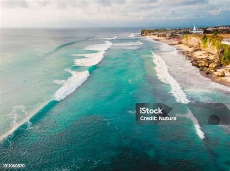 ターコイズ ブルーの海とバリ島の波と美しい熱帯海岸線航空写真ビュー インドネシアのストックフォトや画像を多数ご用意 インドネシア