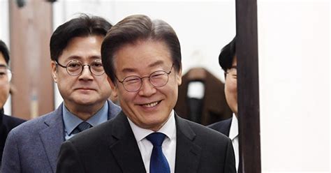 피습 후 첫 출근 이재명 웃으며 최고위 참석 Tf사진관
