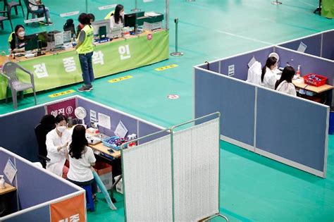 속보 코로나19 신규확진 1324명···사흘연속 1300명대 아주경제