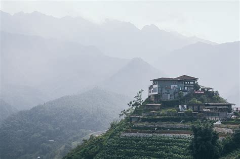 베트남 라오카이 지방의 일몰에 언덕에 집이있는 사파의 쌀 테라스 0명에 대한 스톡 사진 및 기타 이미지 0명 계단 및 층계