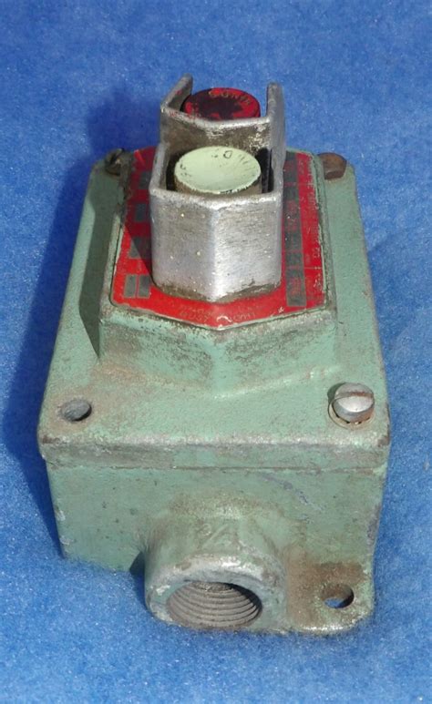 Crouse Hinds Efs215 Form 5 3 4″ Explosion Proof Push Button Station 1 Year Warranty