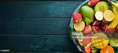 Buahbuahan Dalam Kotak Kayu Jeruk Melon Delima Stroberi Pisang Tampilan
