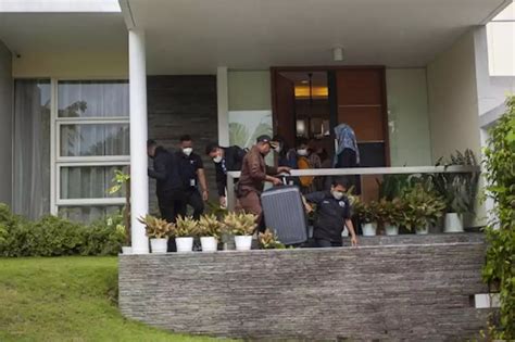 KPK Sita Toyota Land Cruiser VX R V8 Dan 7 Tas Mewah Milik Andhi